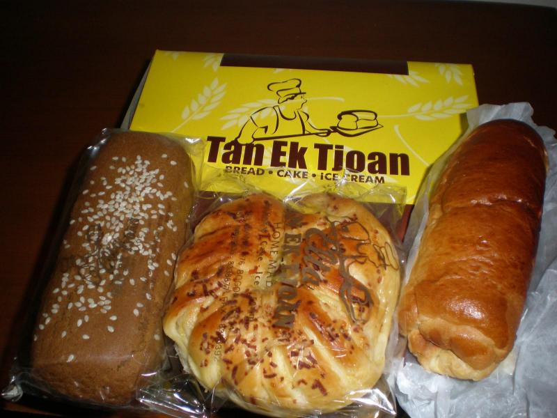 Berbuka Puasa dengan Roti Gambang, Menunggu Gerobak Bakery Tan Ek Tjoan ...