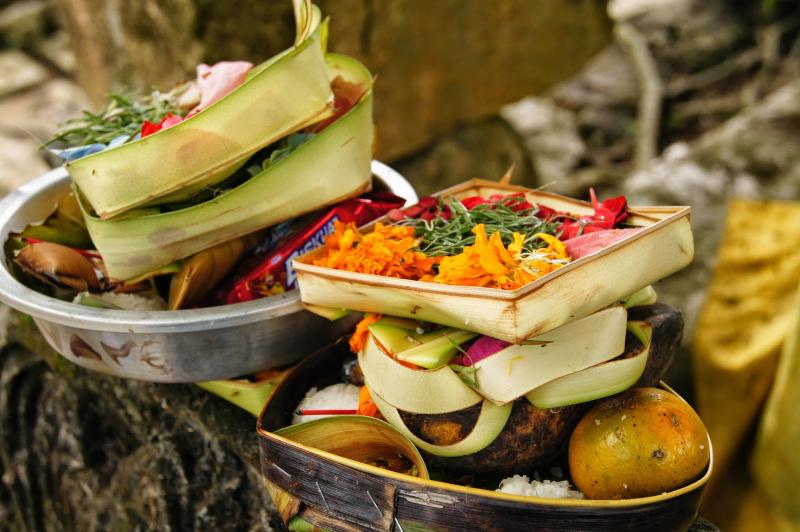 Makan Makanan Sesajen, Bahaya Nggak Sih?