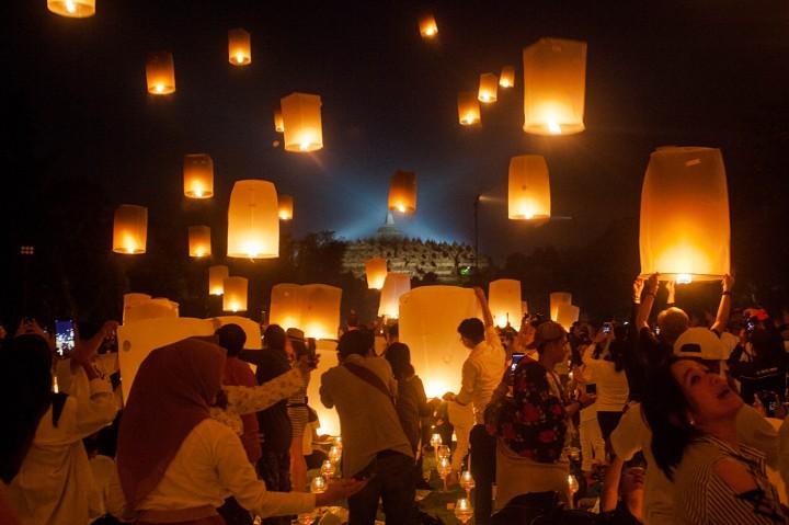 Makna Lampion yang Diterbangkan Saat Waisak di Borobudur
