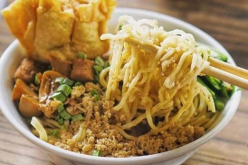 Mi Pangsit Gepeng Pak Totok Semarang, Diburu Pencinta Kuliner Sejak 1970-an