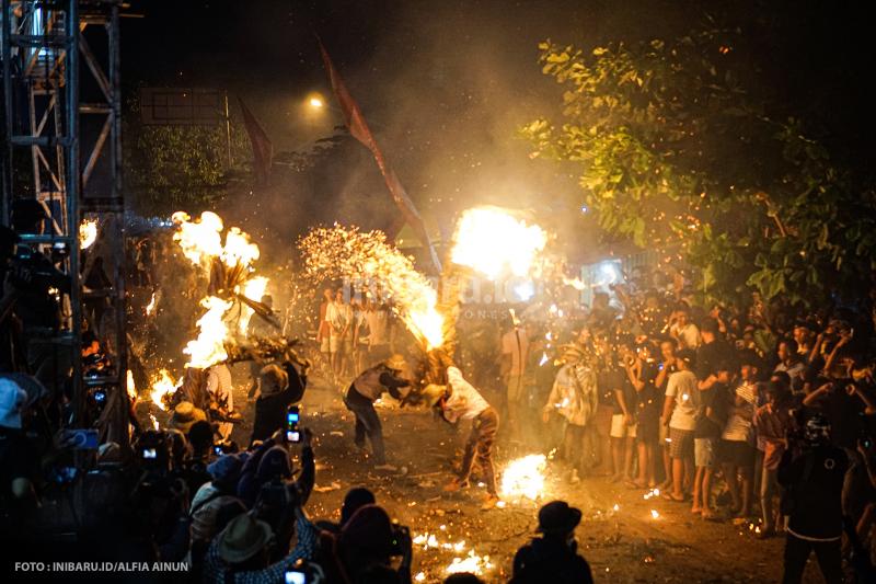 Percikan Api dan Kepulan Asap di Tengah Tradisi Perang Obor di Jepara