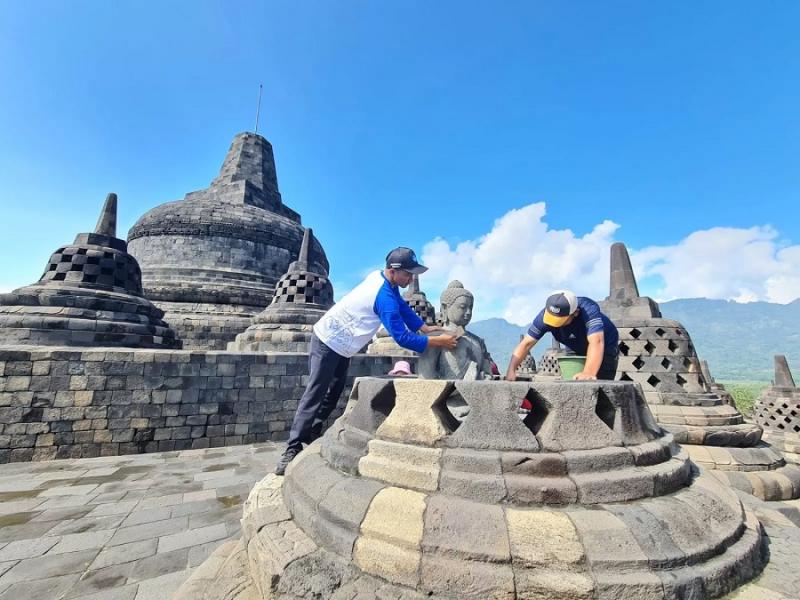 Kontroversi Pemasangan Chattra Candi Borobudur