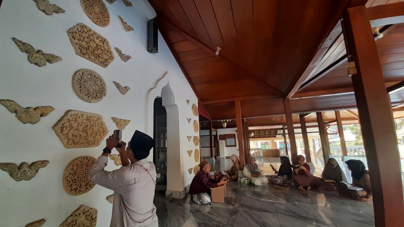 Tiga Budaya dalam Gurat Pahat Masjid Mantingan Jepara