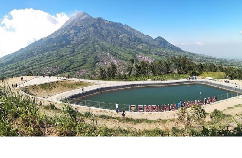 Gagahnya Merapi dan Merbabu ketika Dilihat dari Embung Manajar