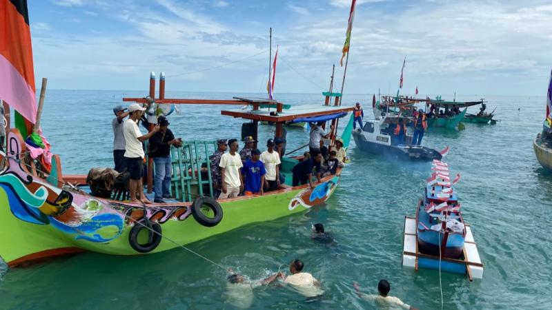 Unik, Melarung Replika Perahu dalam Tradisi Syawalan di Rembang