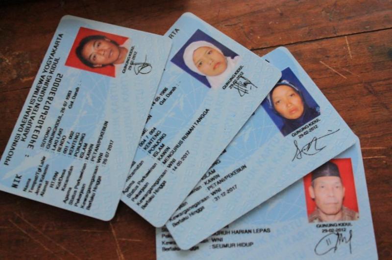 Mengapa Foto KTP Berlatar Merah atau Biru? Ini Penjelasan Dukcapil!