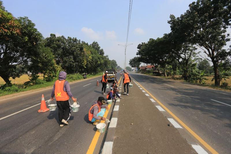 Apa Sih Bedanya Marka Jalan Berwarna Putih dan Kuning?