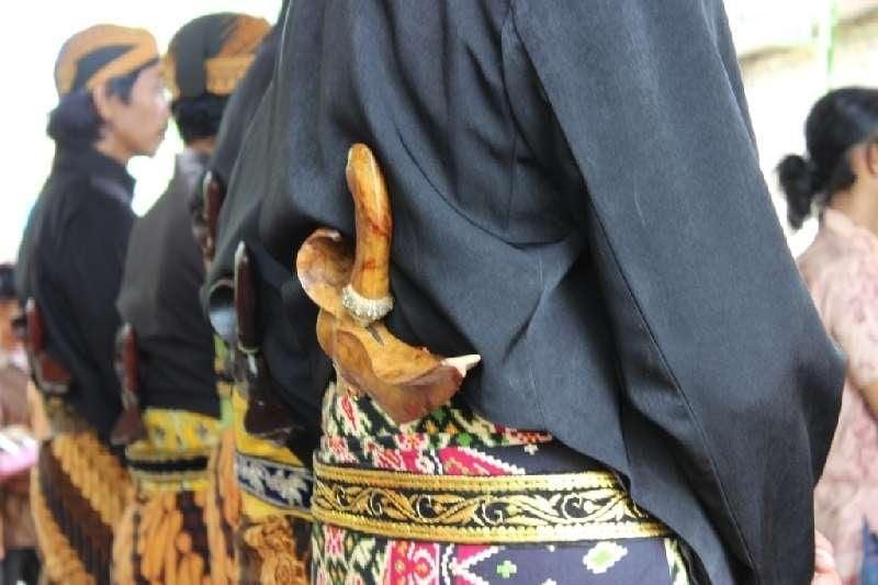 Mengapa Orang Jawa Memakai Keris di Belakang? Begini Filosofi Mendalam ...