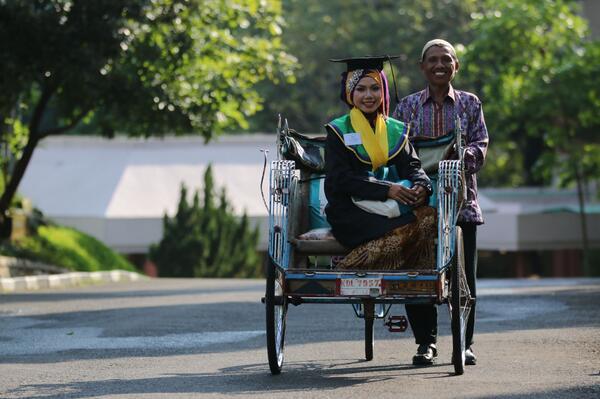 Kabar Terkini Raeni, Wisudawan Anak Tukang Becak yang Belajar di Inggris