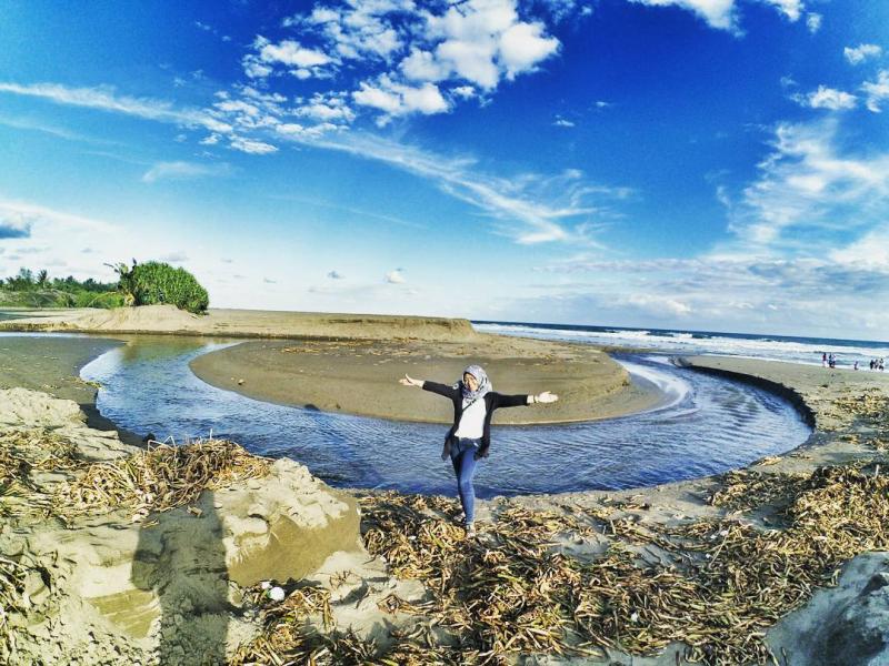 Menyambangi Laguna Instagenik di Pantai Bopong Kebumen