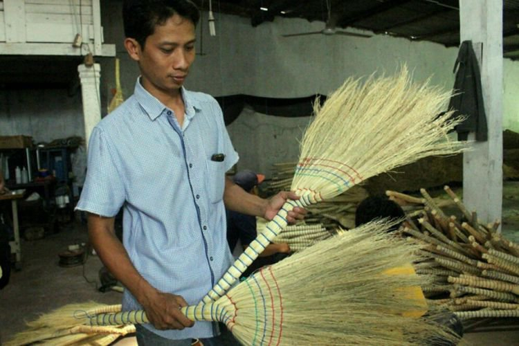 Sapu Purbalingga Ini "Terbang" Jauh Hingga Jepang