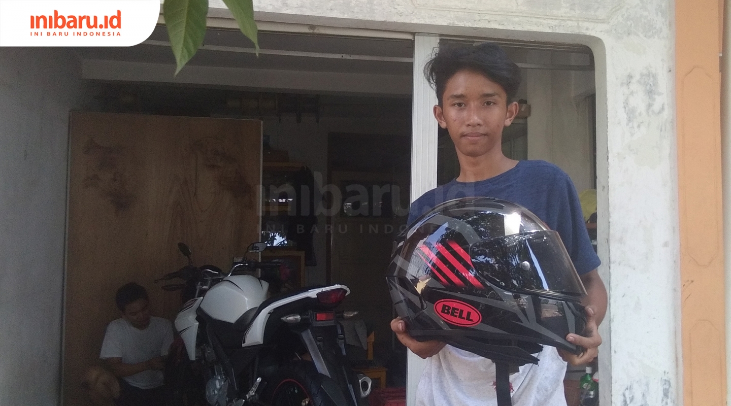 Kiat Aman dan Bersih Mencuci Helm Sendiri