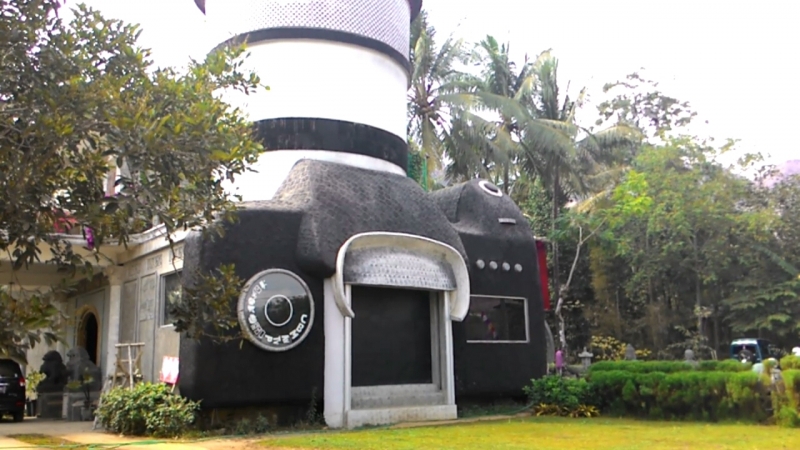 Jajaran Lukisan di Dalam Rumah Kamera