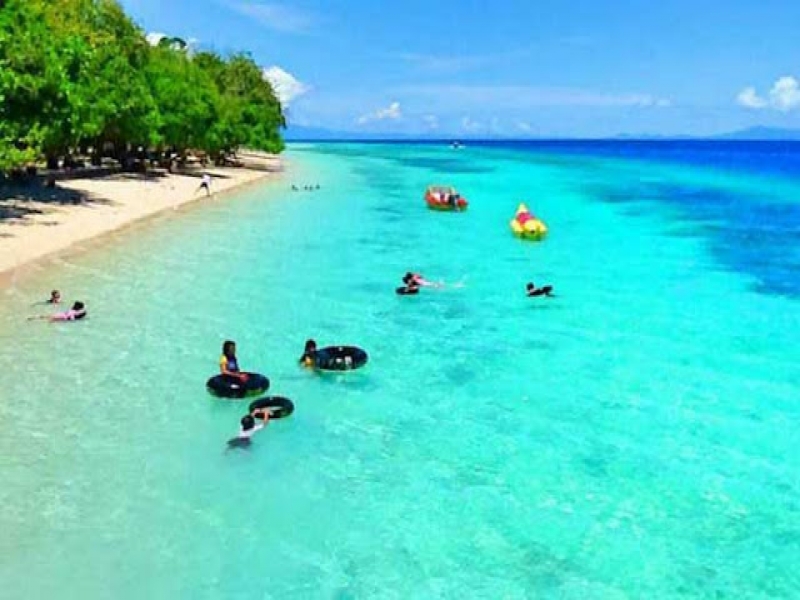 Bersepi-sepi di Pantai Liang Ambon