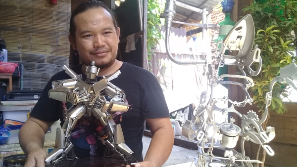 Kilap Kerajinan Logam dari Tangan Iin