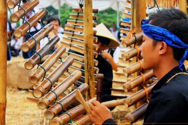 Harmonisasi Bunyi Bambu Pada Calung Mengiringi Kesenian Tradisional Harmonisasi Bunyi Bambu Pada Calung Mengiringi Kesenian Tradisional