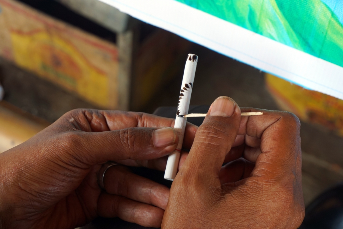 Rokok-Rokok yang Dilukis Ampas Kopi di Rembang