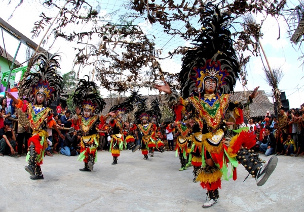 Kesenian Topeng Ireng, Gerakan Silat yang Diubah Menjadi Tarian nan Rancak