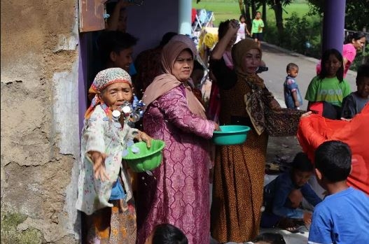Tradisi Menghamburkan Uang ala Masyarakat Pekalongan Bernama Udik-Udikan