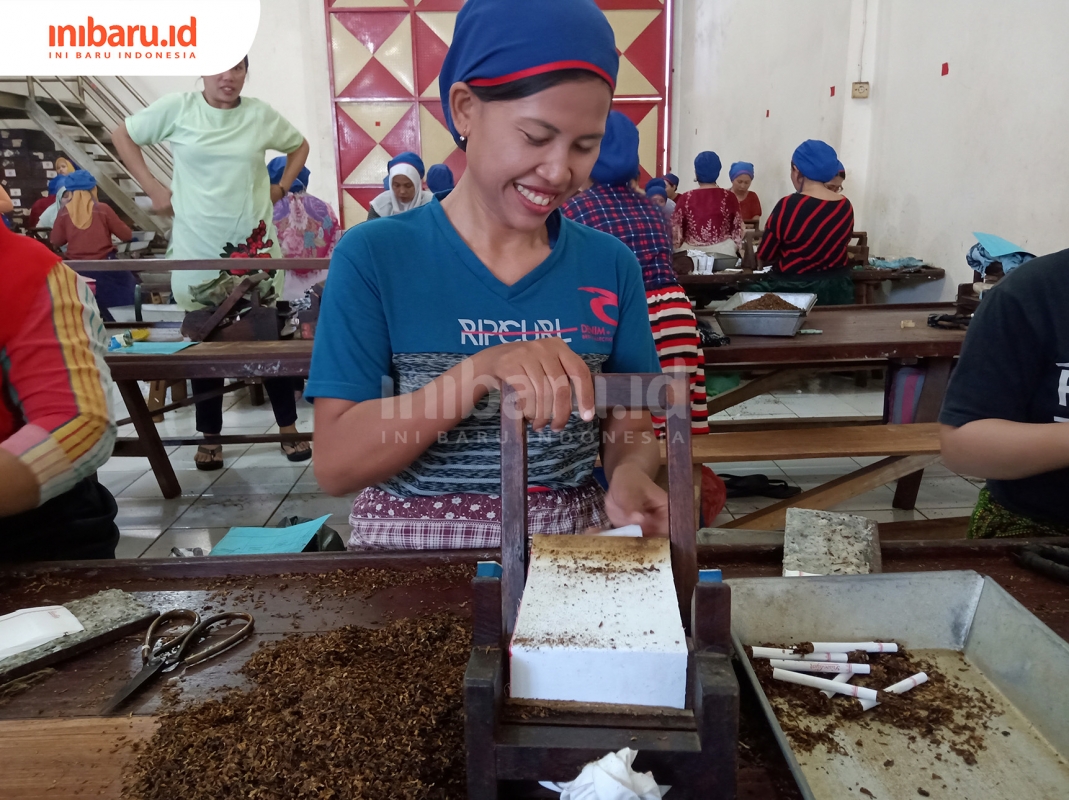 Melihat Proses Nglinting Manual di Pabrik Rokok Indie; Praoe Lajar Semarang